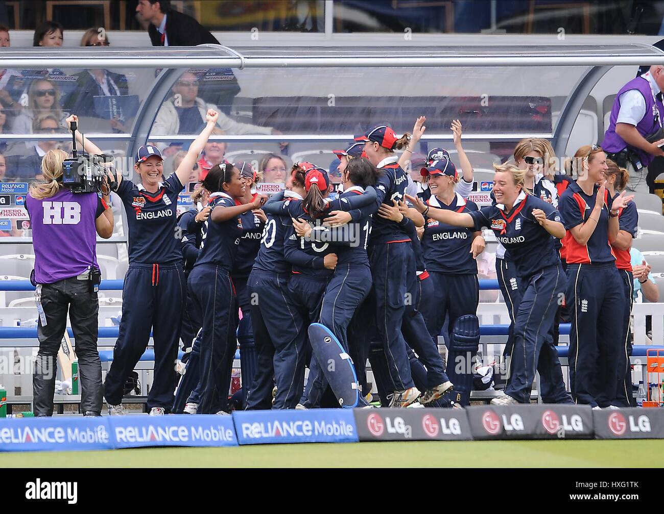 ENGLAD TEAM CELEBRATE WIN ENGLAND V NEW ZEALAND LORDS LONDON ENGLAND 21 ...
