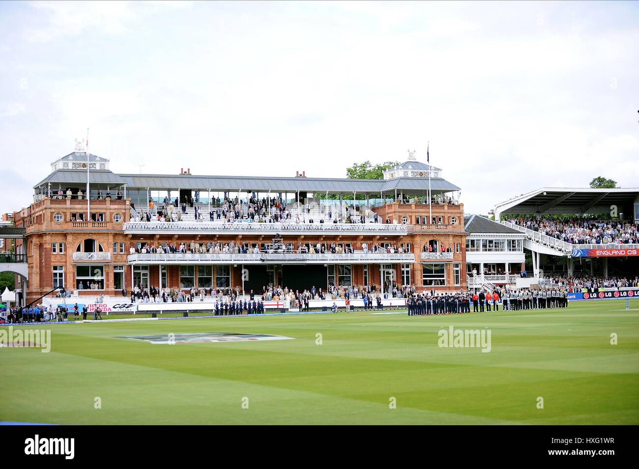 TEAM LINE UPS NATIONAL ANTHEMS ENGLAND V NEW ZEALAND LORDS LONDON ...