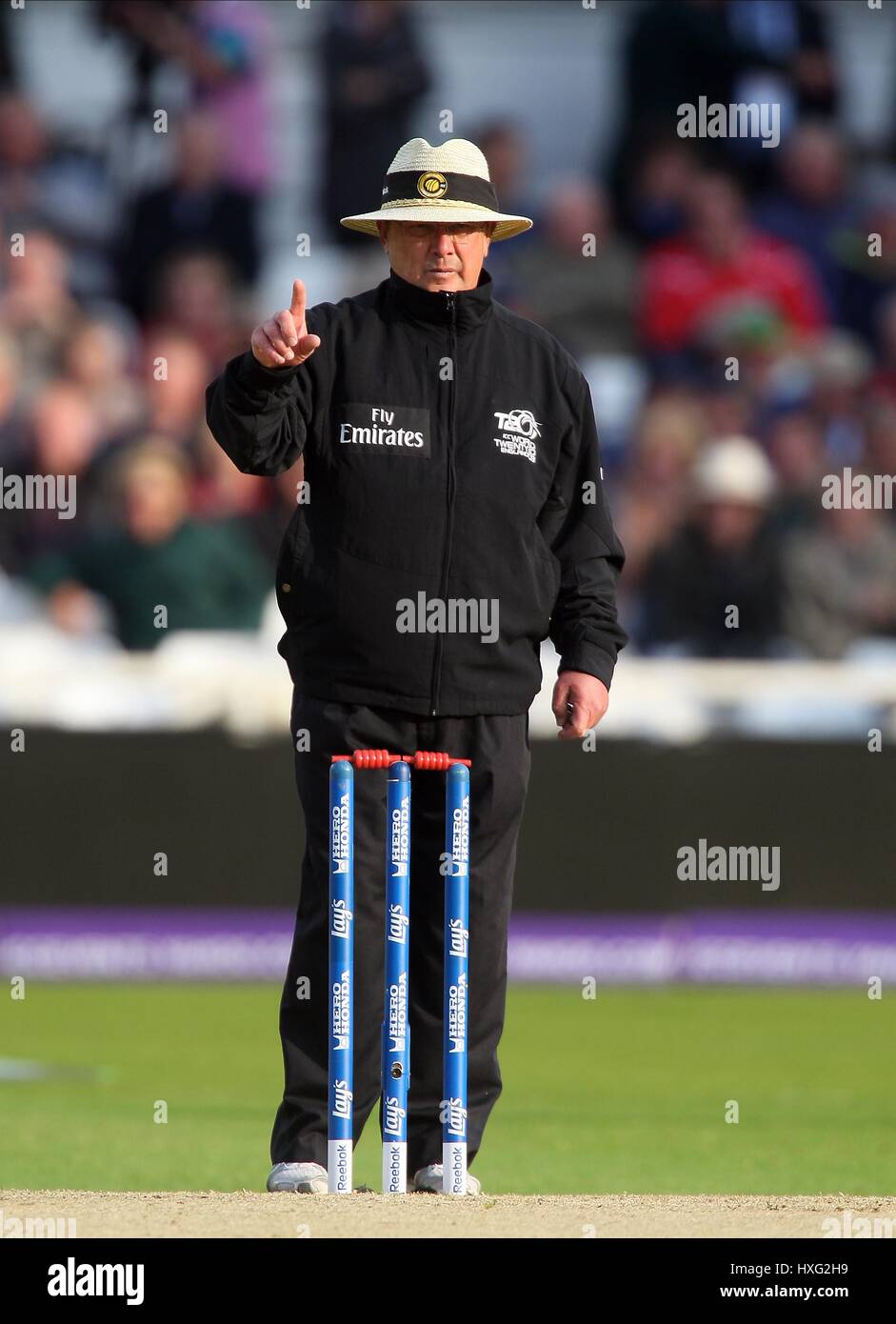 IAN GOULD CRICKET UMPIRE TRENT BRIDGE NOTTINGHAM ENGLAND 08 June 2009 ...