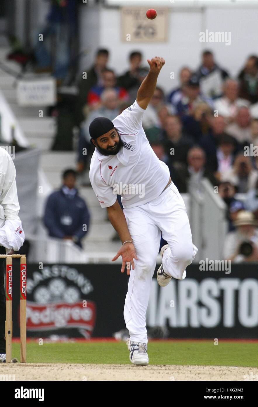 Monty panesar bowling hi-res stock photography and images - Alamy