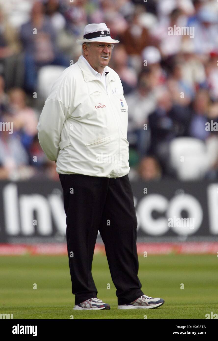 Umpire darrell hair match hi-res stock photography and images - Alamy