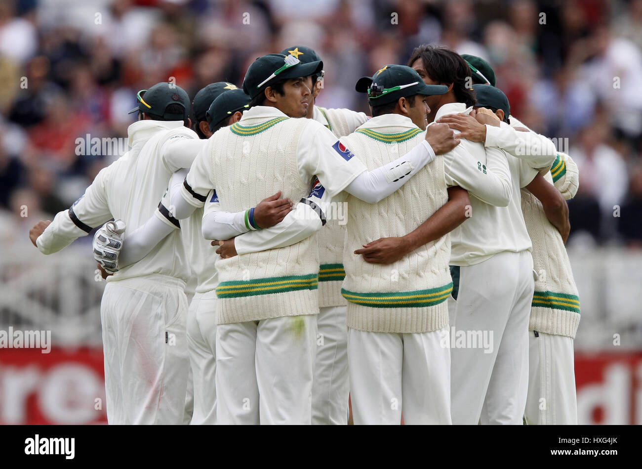 Group huddle hi-res stock photography and images - Alamy