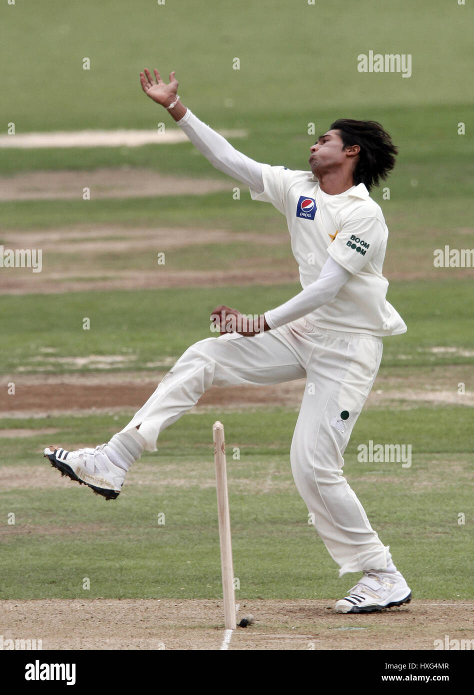 Cricket aamer hi-res stock photography and images - Alamy