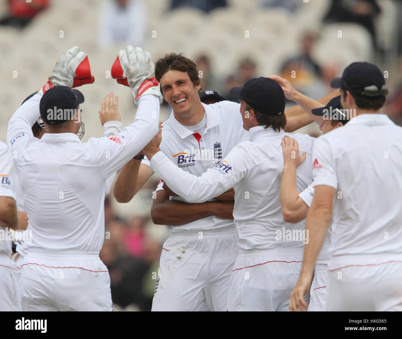 STEVEN FINN & PLAYERS CELEBRAT ENGLAND V BANGLADESH OLD TRAFFORD ...