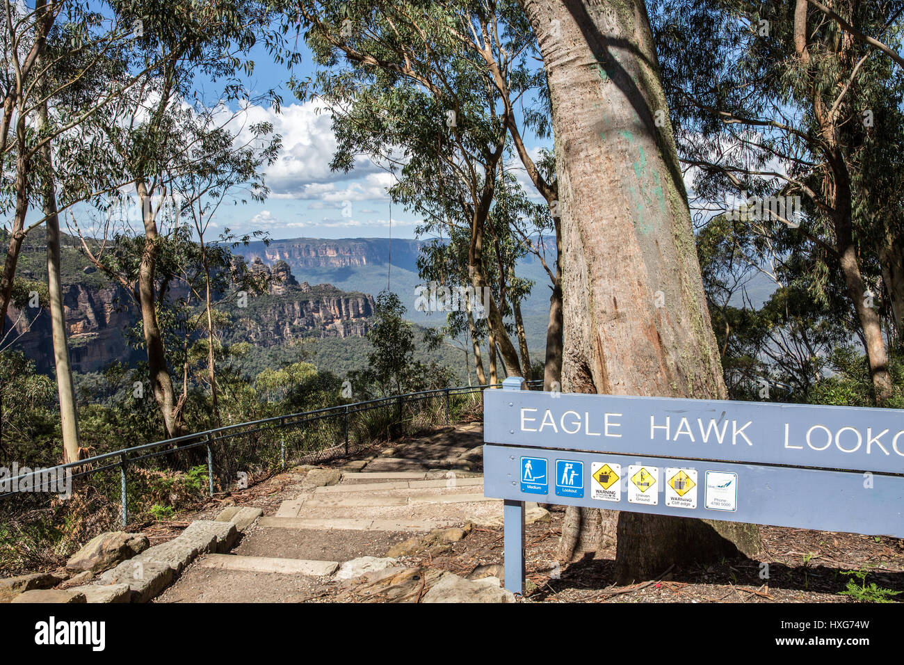 Eagle Hawk Lookout in the Blue Mountains national park with the three ...