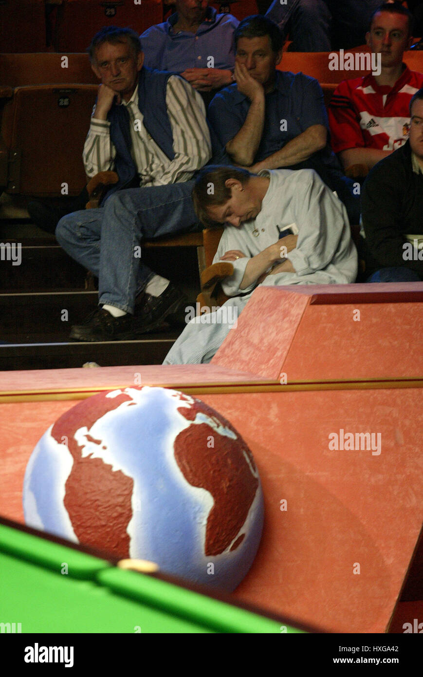 At the embassy world snooker championship hi-res stock photography and ...