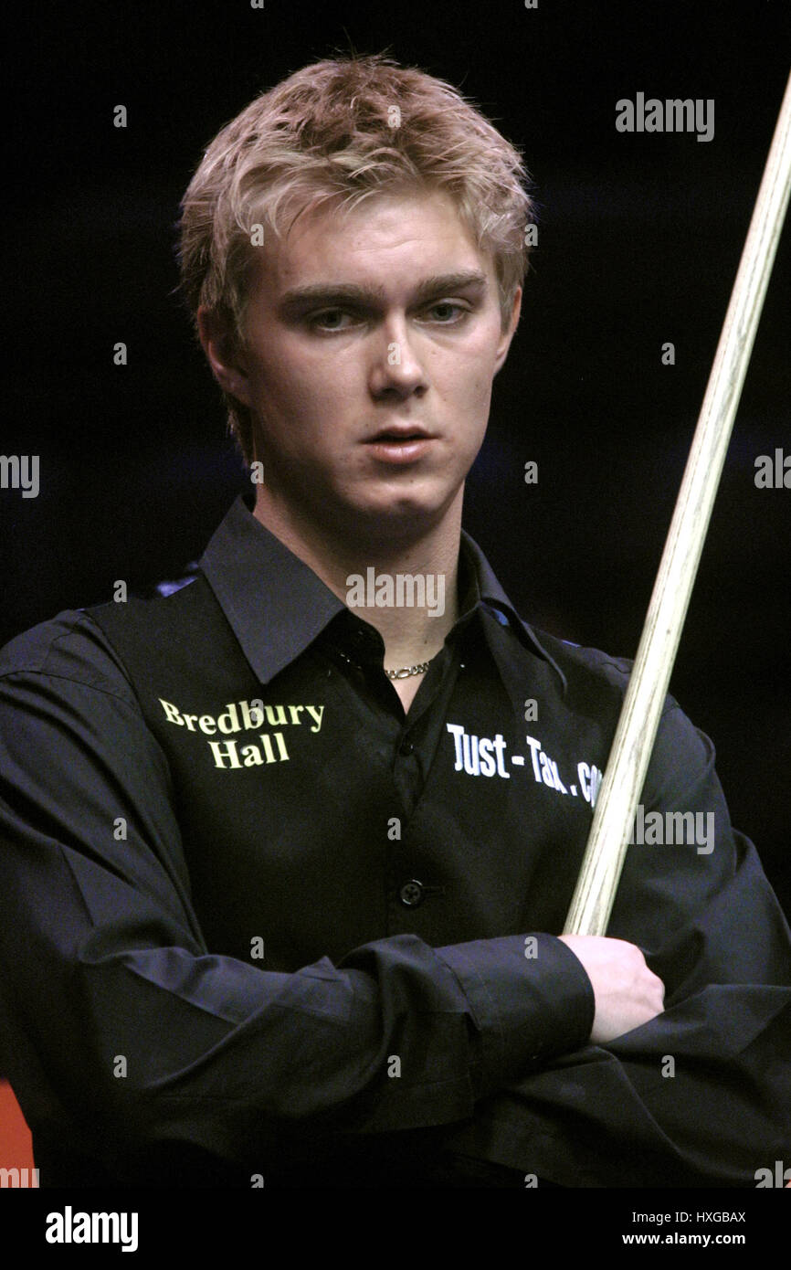 PAUL HUNTER ENGLAND BARBICAN CENTRE YORK 11 December 2001 Stock Photo ...