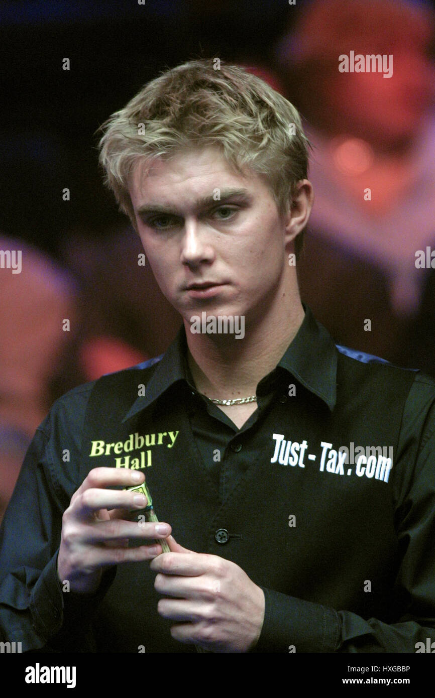 PAUL HUNTER ENGLAND BARBICAN CENTRE YORK 11 December 2001 Stock Photo ...