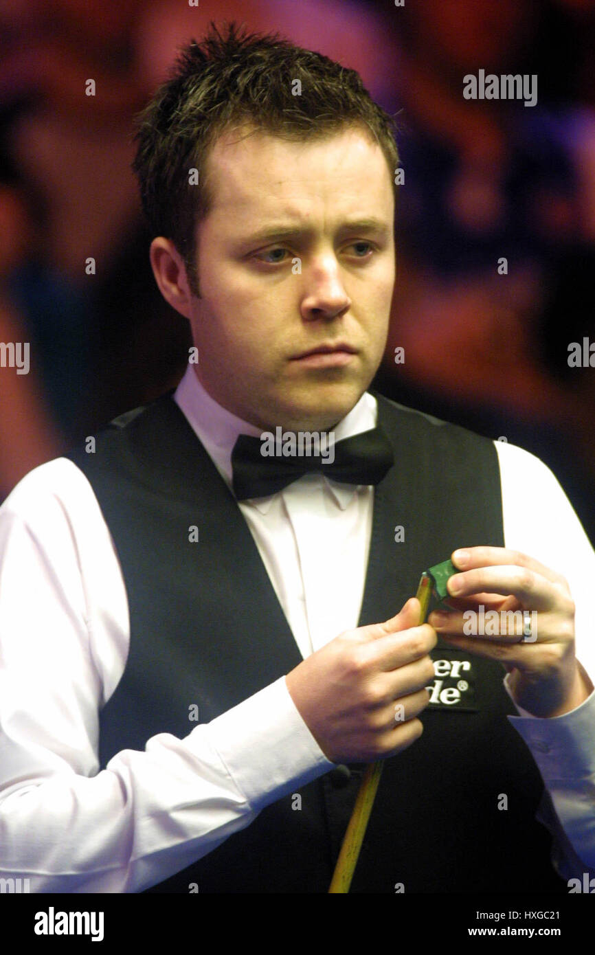 JOHN HIGGINS SCOTLAND BARBICAN CENTRE YORK 09 December 2001 Stock Photo ...