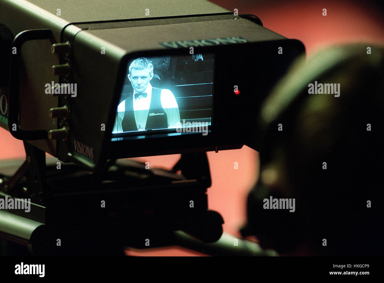 GARY WILKINSON ON TV MONITER EMBASSY WORLD SNOOKER 18 April 2000 Stock ...