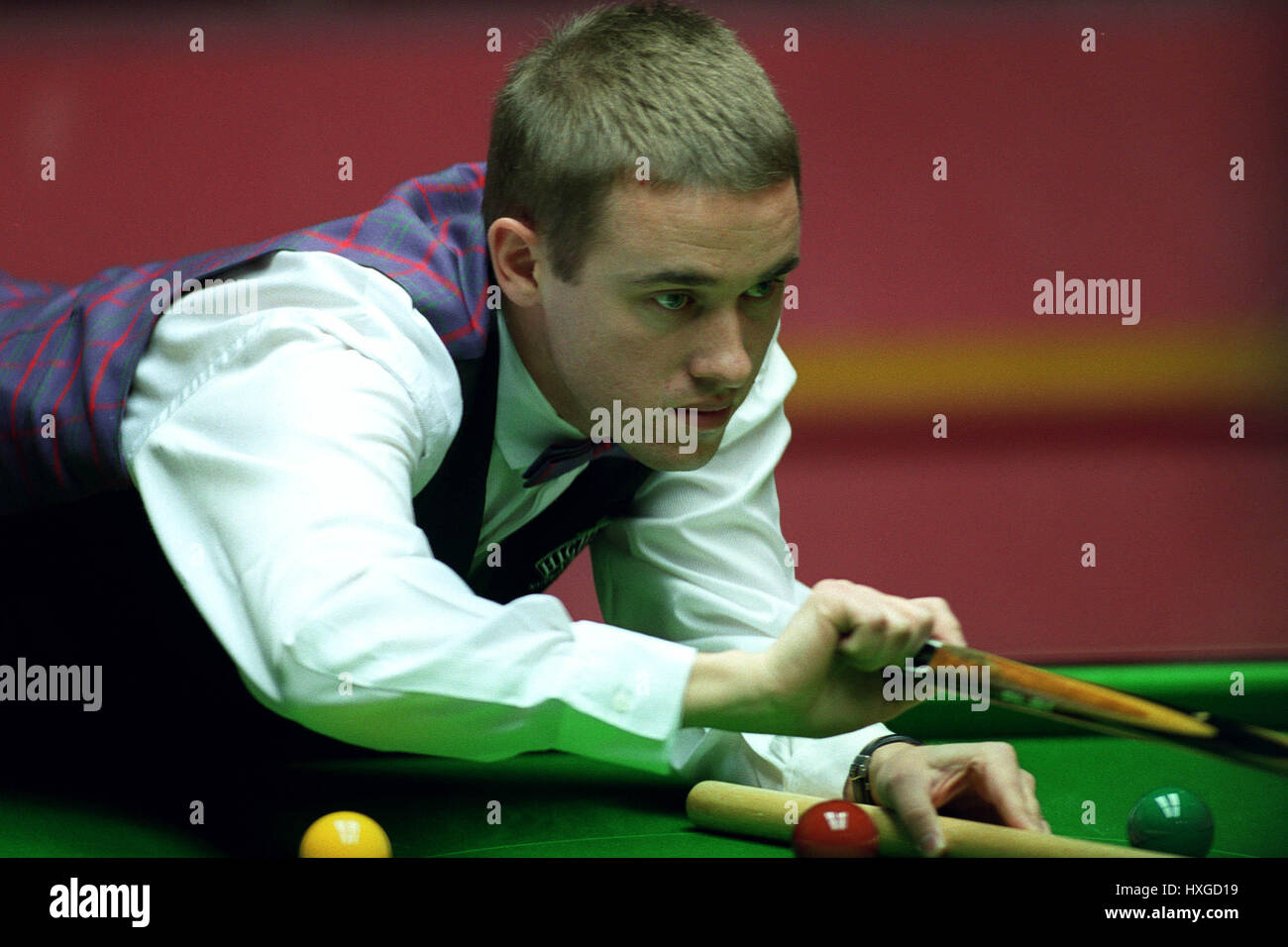 STEPHEN HENDRY EMBASSY WORLD CHAMPIONSHIPS 23 April 1999 Stock Photo ...