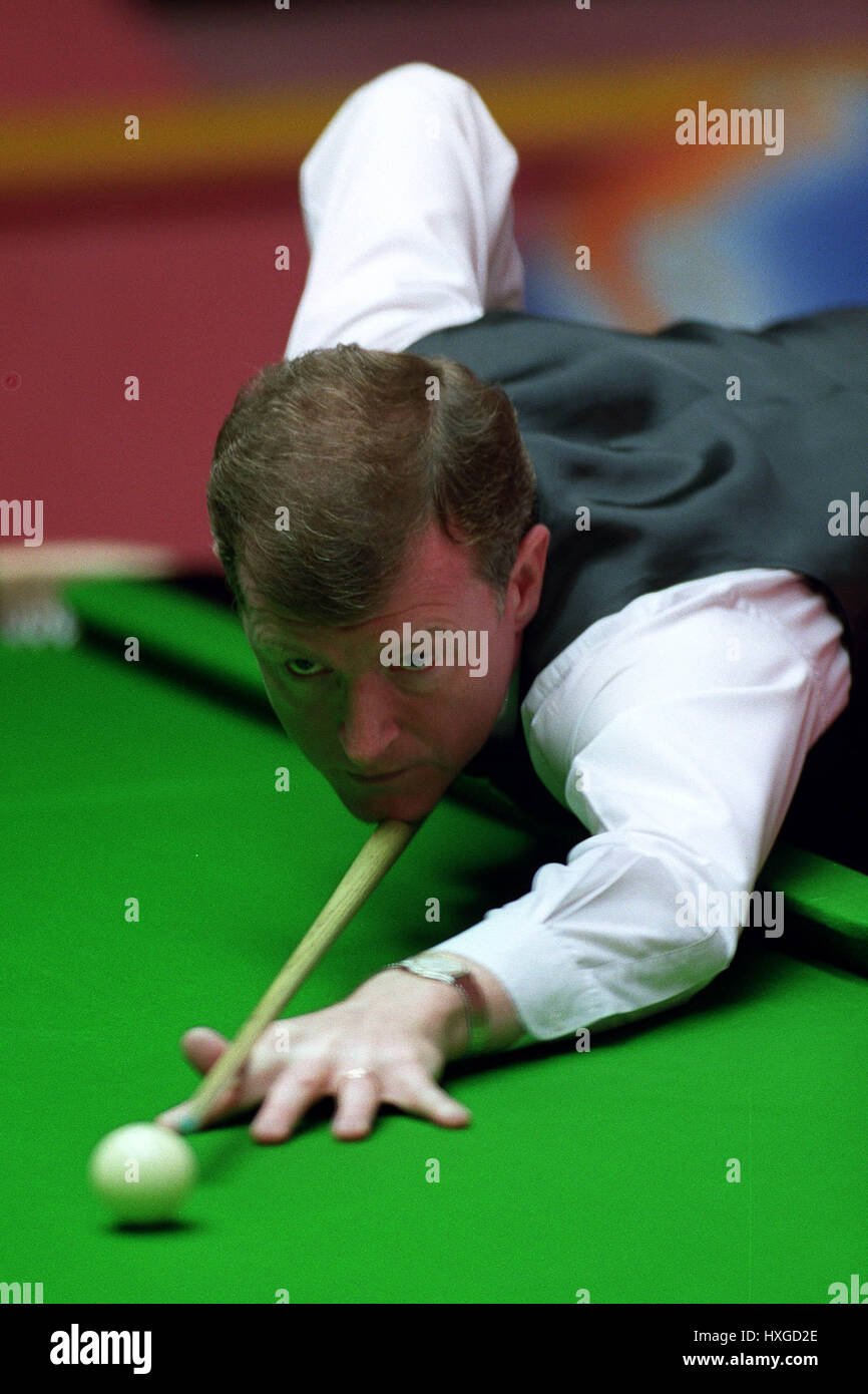 STEVE DAVIS EMBASSY WORLD CHAMPIONSHIPS 23 April 1999 Stock Photo - Alamy
