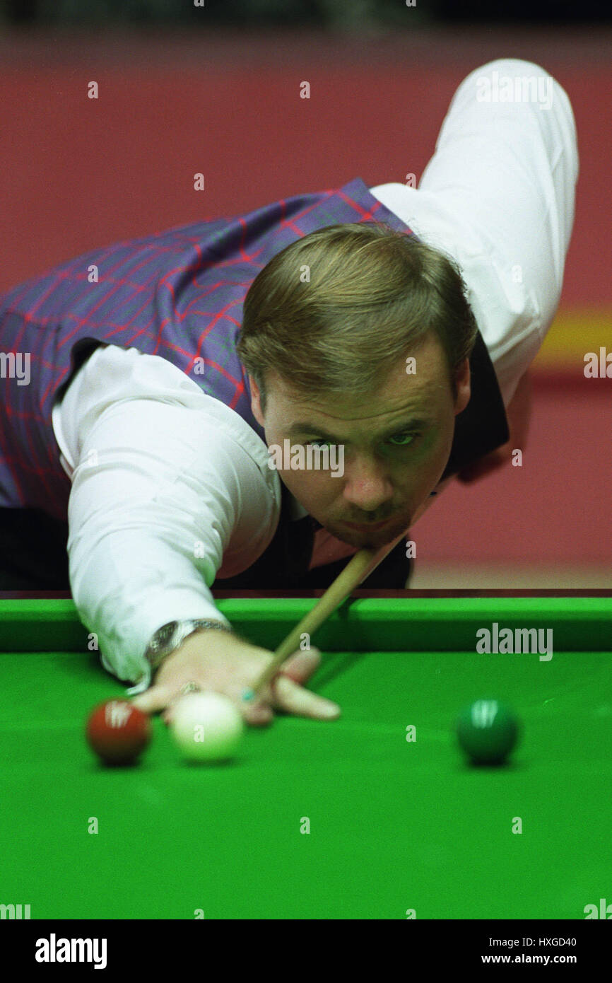 DARREN MORGAN EMBASSY WORLD CHAMPIONSHIPS 22 April 1999 Stock Photo - Alamy