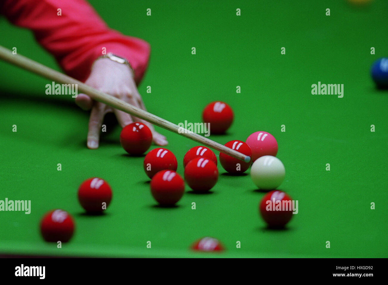BRIDGE OVER BALLS WORLD SNOOKER SHEFFIELD 17 April 1999 Stock Photo - Alamy