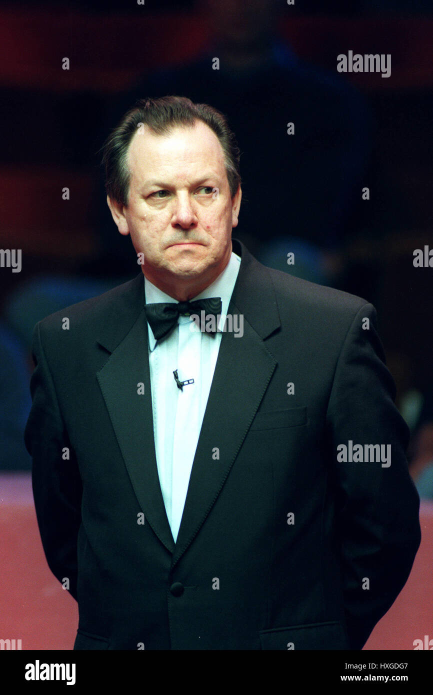 STUART BENNET REFEREE 30 April 1998 Stock Photo - Alamy