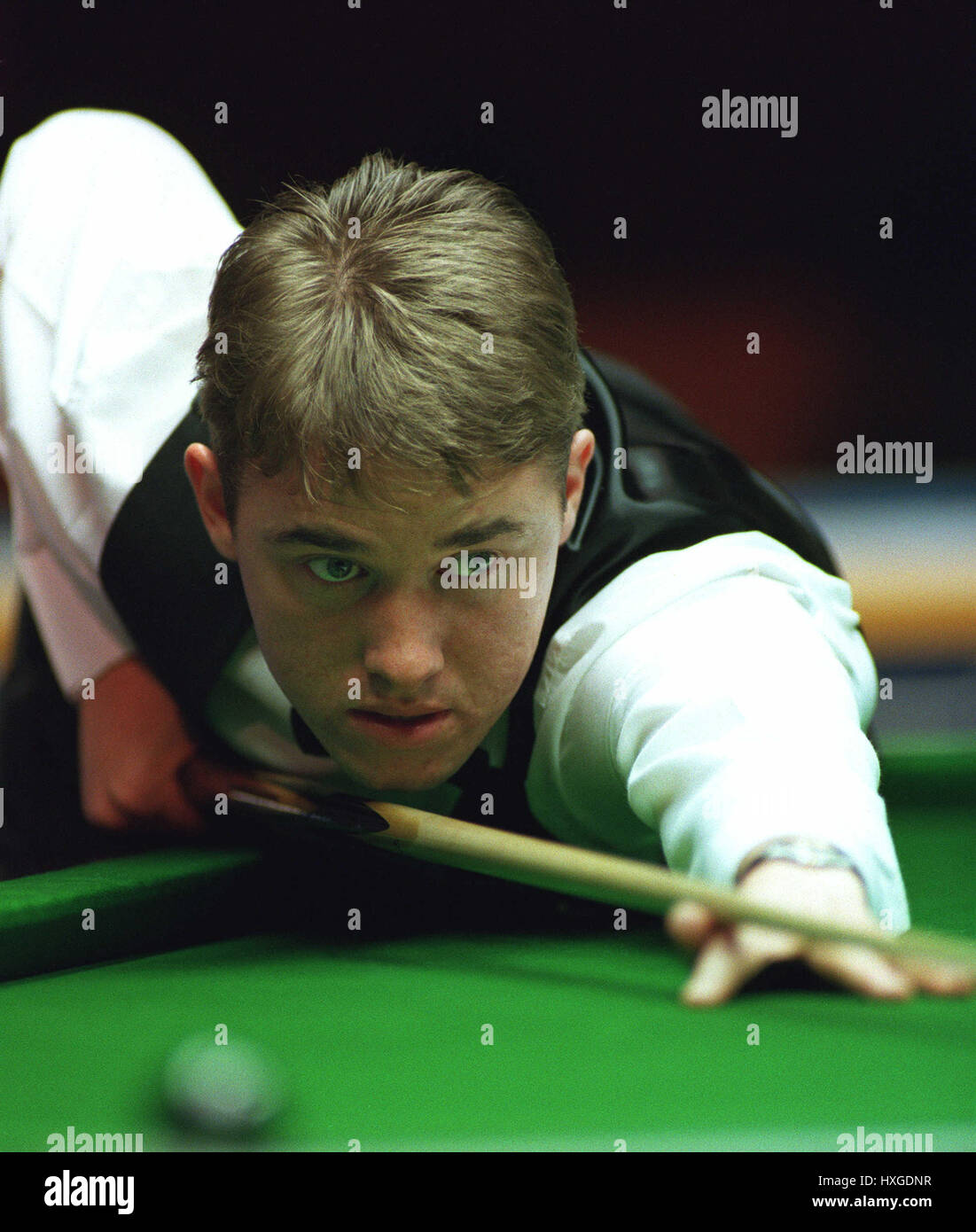 STEPHEN HENDRY EMBASSY WORLD CHAMPIONSHIPS 20 February 1995 Stock Photo ...