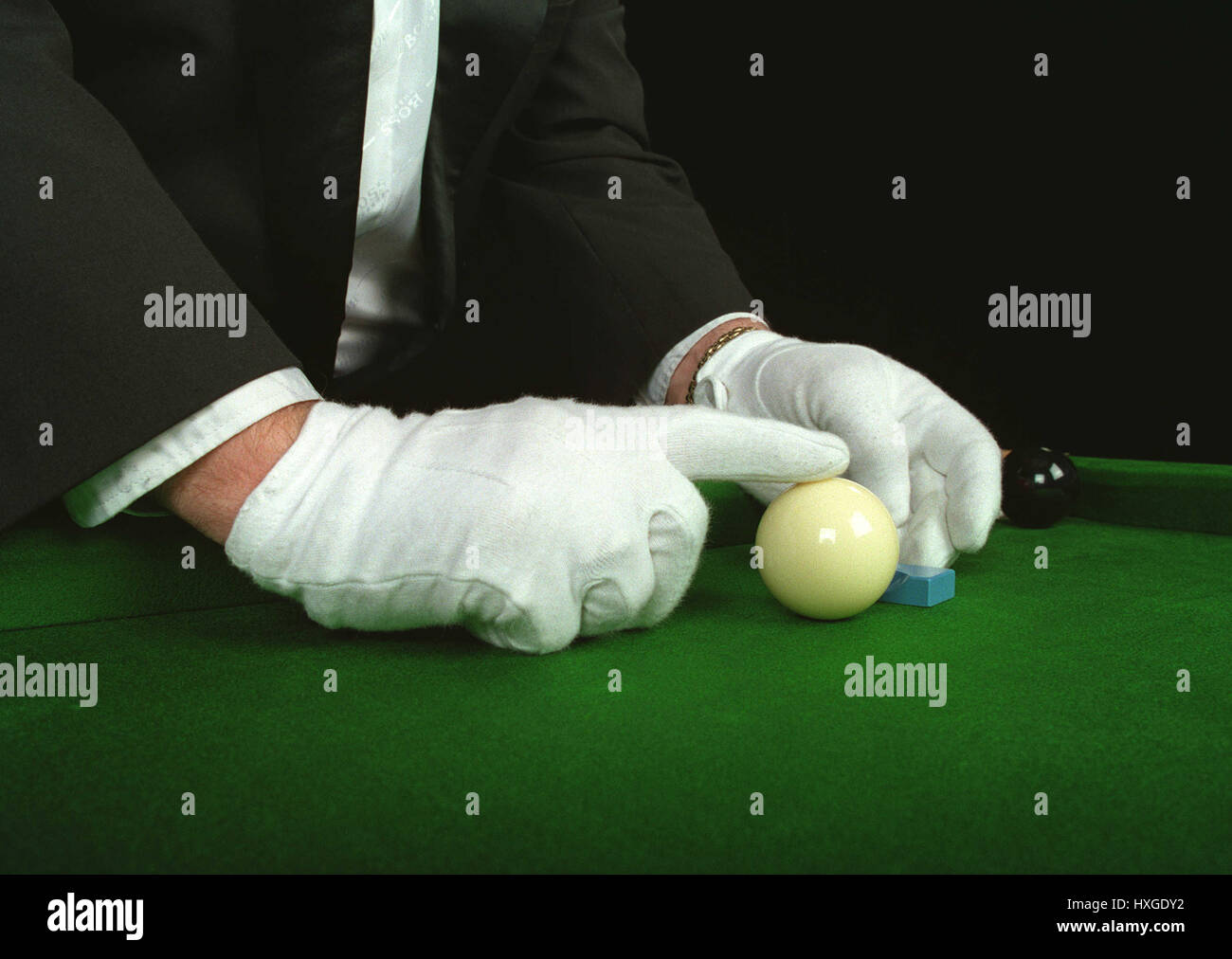 REFEREE PLACES THE WHITE BALL SNOOKER 30 November 1994 Stock Photo - Alamy