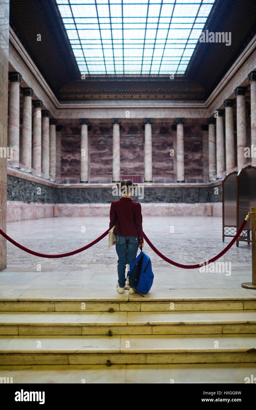Little girl in museum hi-res stock photography and images - Alamy