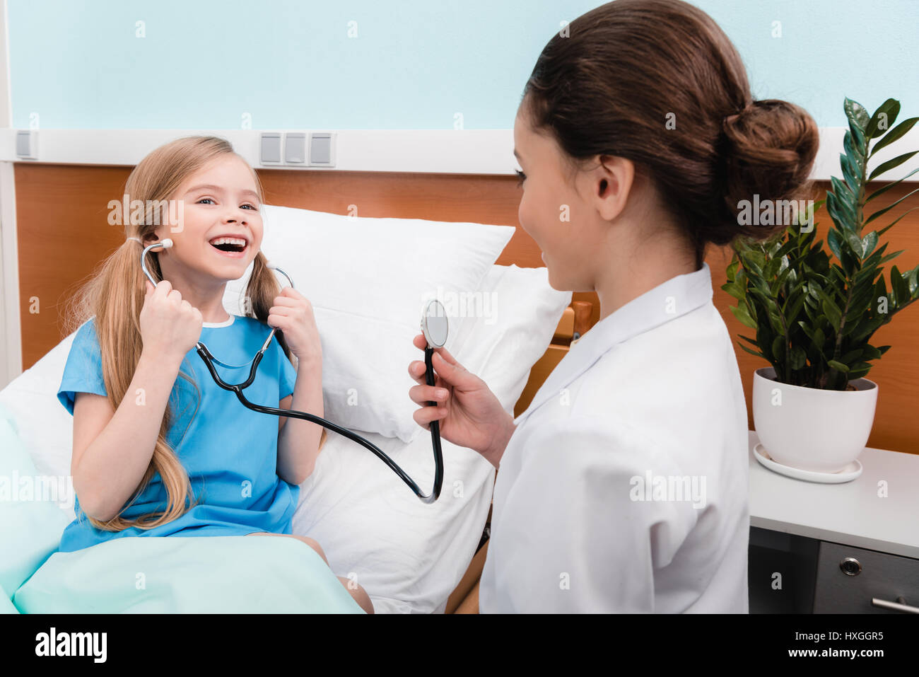 Children playing doctor and patient hi-res stock photography and images ...