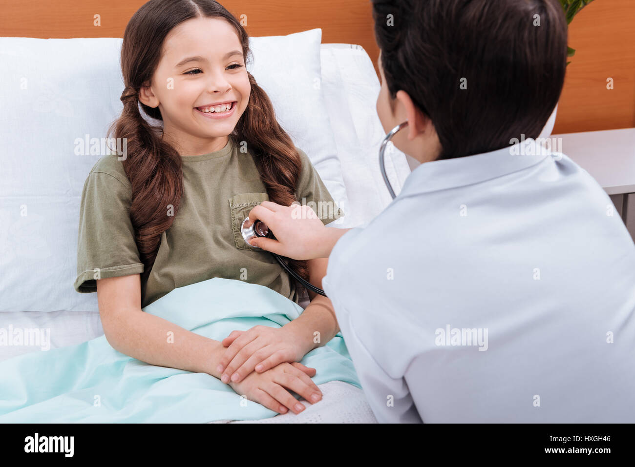 Doctor checking girl hi-res stock photography and images - Alamy