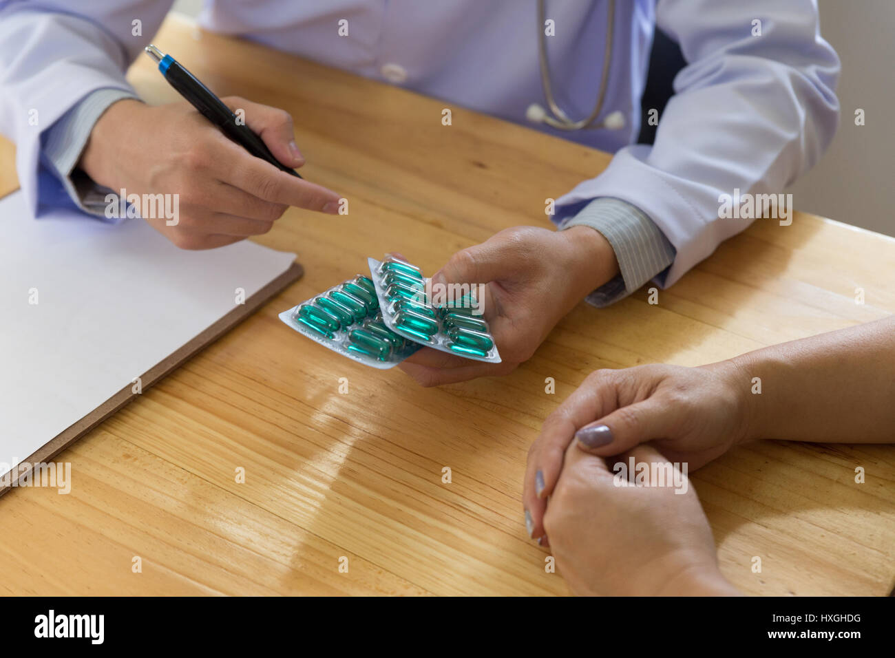 Doctor prescribing drug to patient hi-res stock photography and images ...