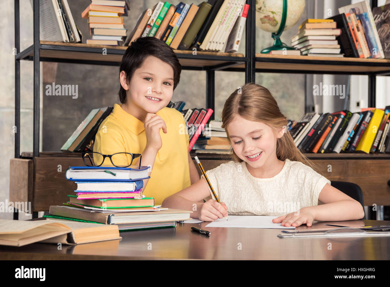 Kids studying in library hi-res stock photography and images - Alamy