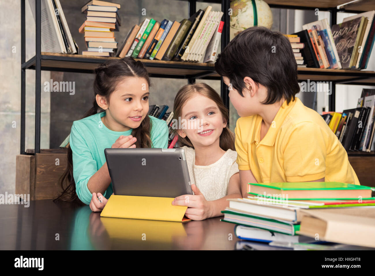 School library children preteen hi-res stock photography and images - Alamy