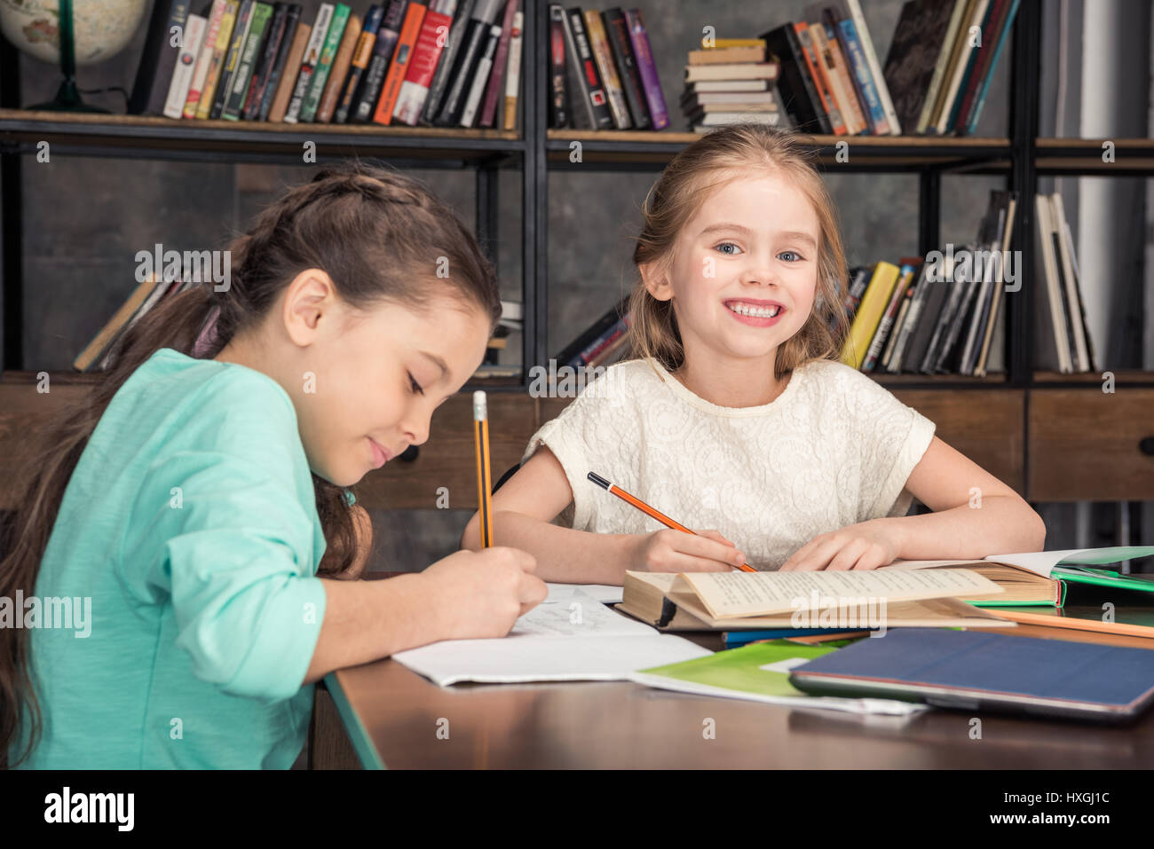 School library children preteen hi-res stock photography and images - Alamy