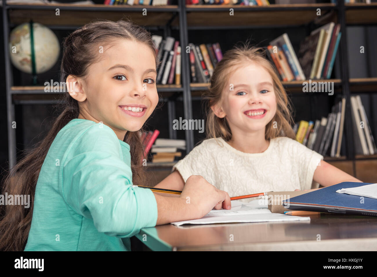 School library children preteen hi-res stock photography and images - Alamy