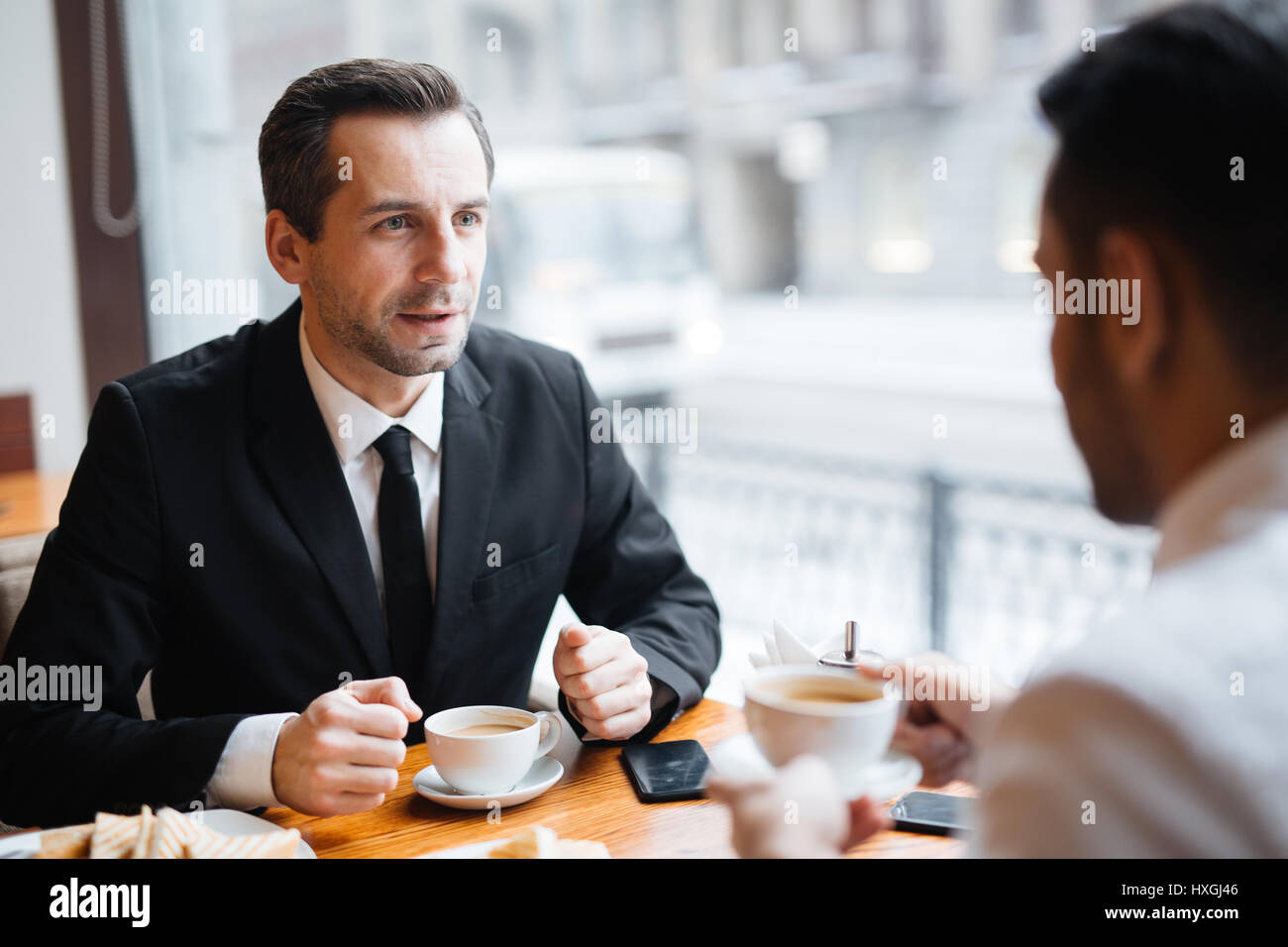 Client in cafe hi-res stock photography and images - Alamy