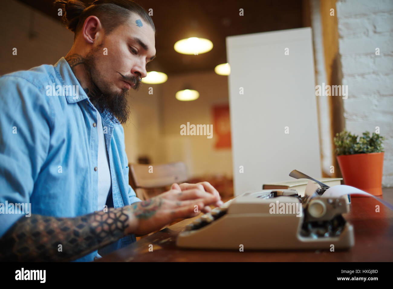 Man writing in vintage typewriter hi-res stock photography and images ...