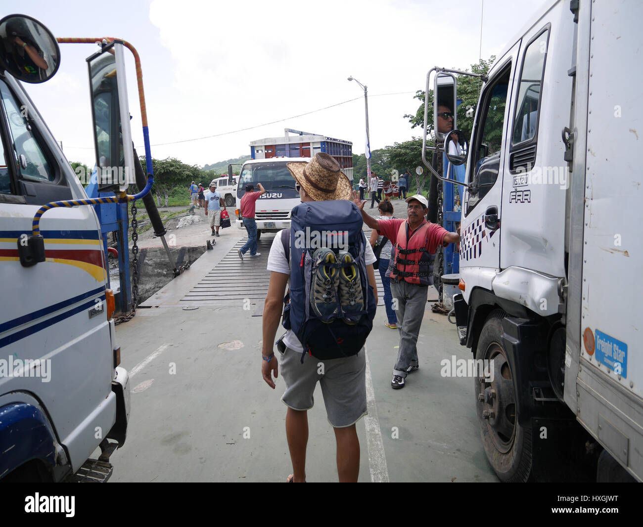 People are going towards the city with luggage Stock Photo - Alamy