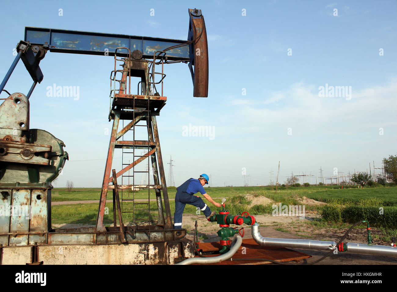 Oil worker check pump jack hi-res stock photography and images - Alamy