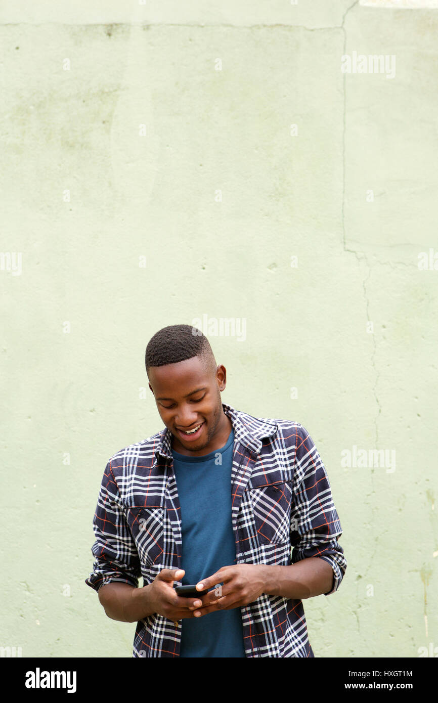 Man looking cell phone hi-res stock photography and images - Alamy