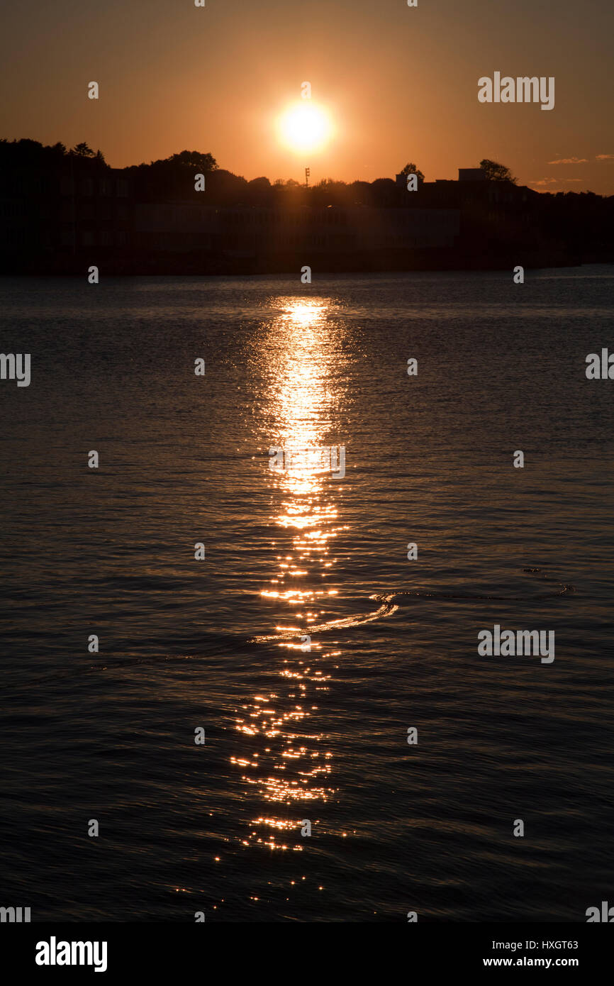 Reflection of the sun on the ocean at sunset Stock Photo - Alamy