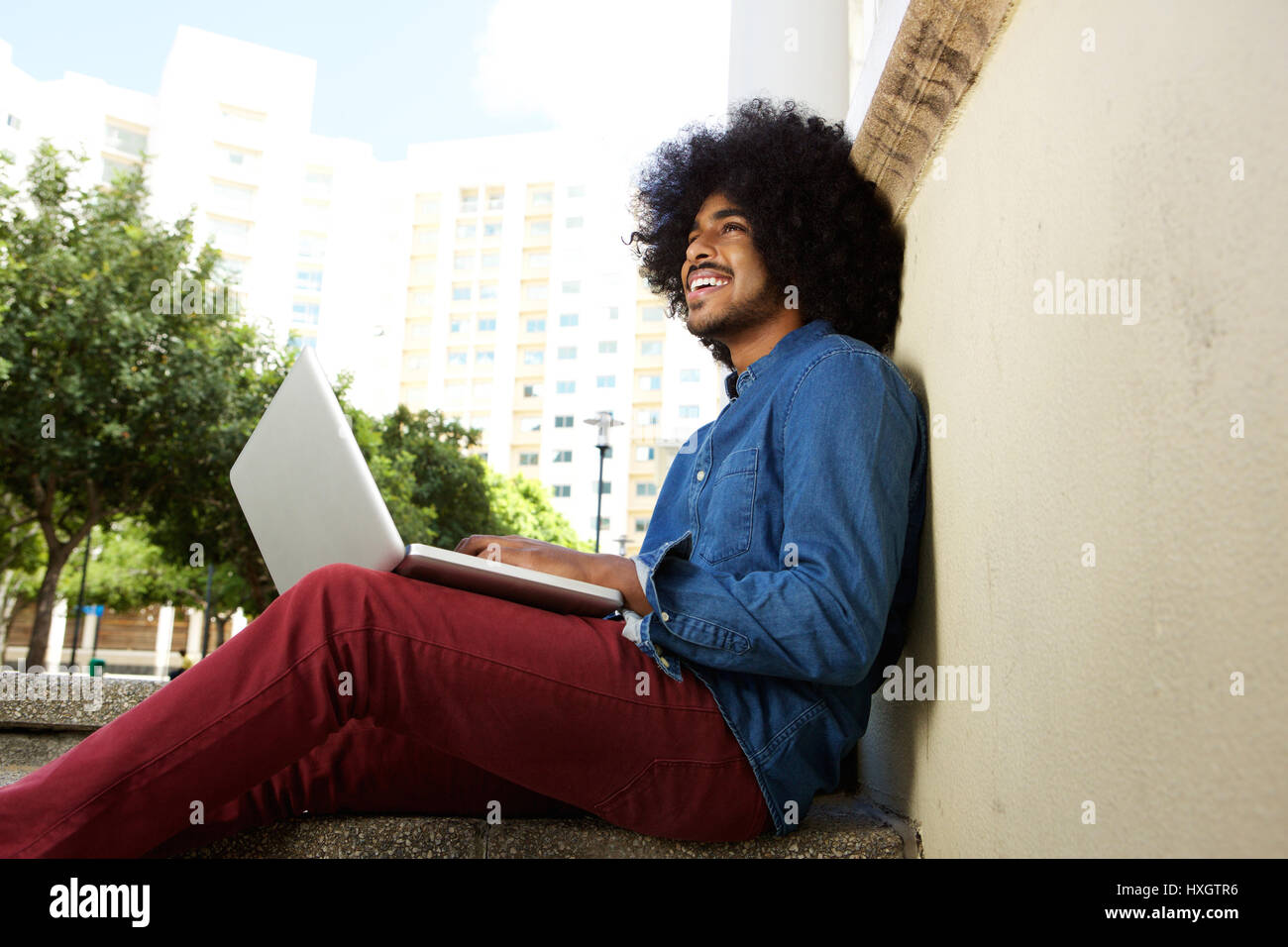 Sitting outside with laptop hi-res stock photography and images - Alamy