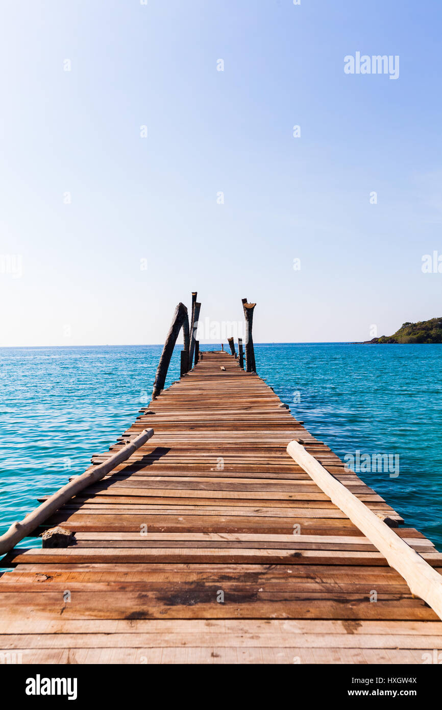 Wooden pathway. Tropical Resort. boardwalk on beach Stock Photo - Alamy