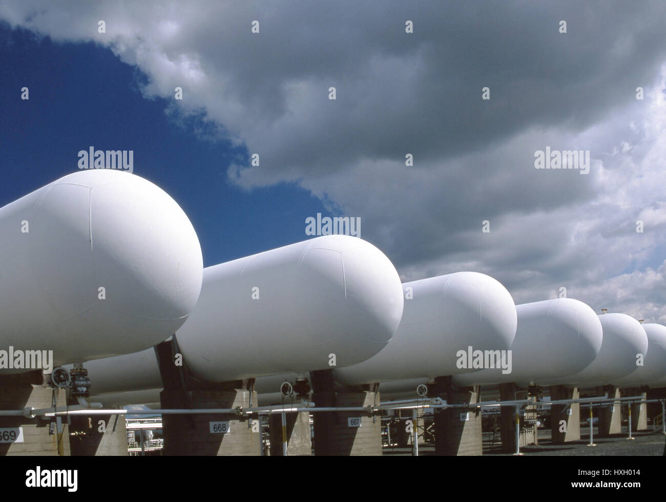 High pressure storage tanks hi-res stock photography and images - Alamy