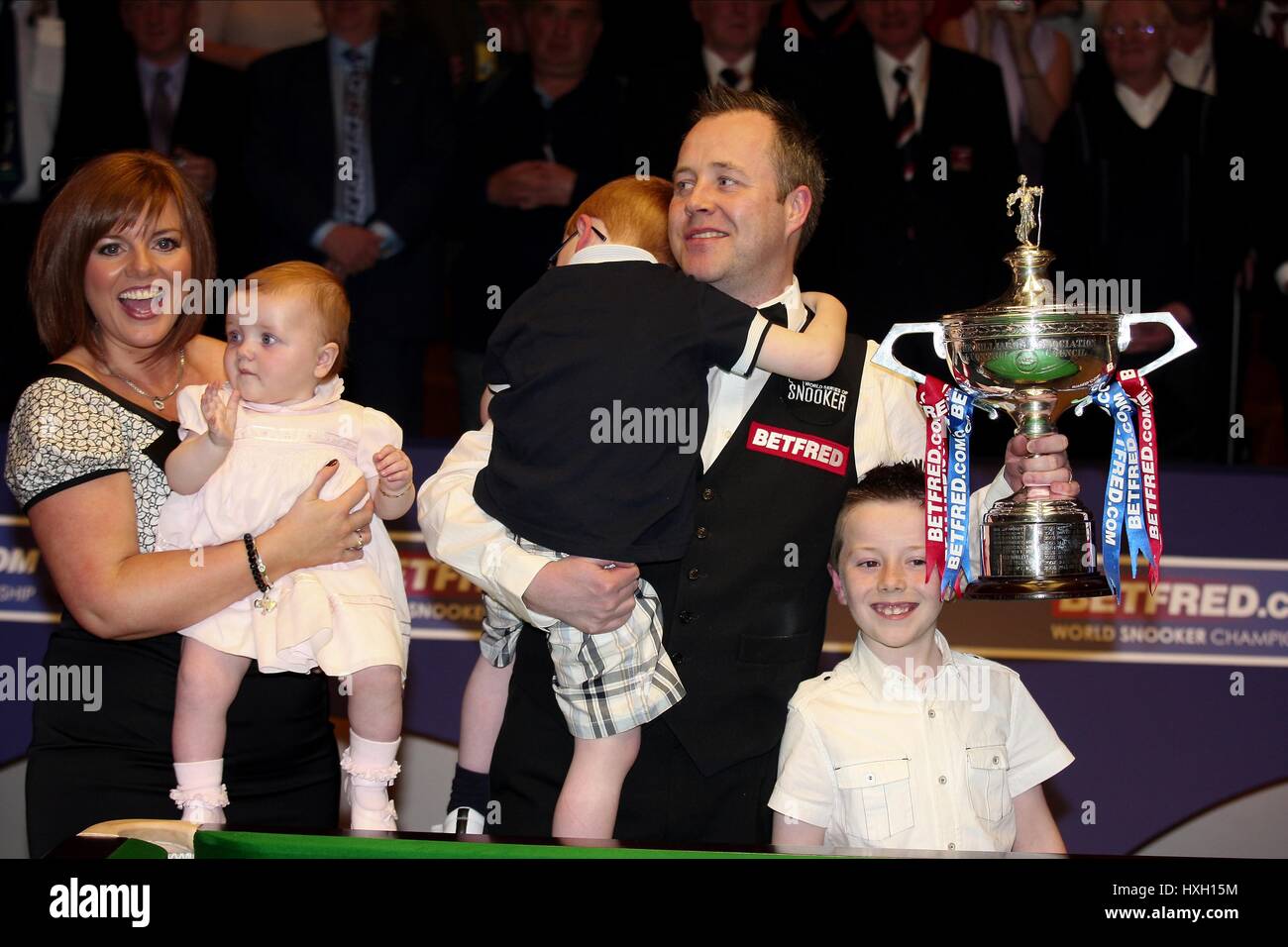 JOHN HIGGINS WITH FAMILY WORLD SNOOKER CHAMPION THE CRUCIBLE SHEFFIELD ...