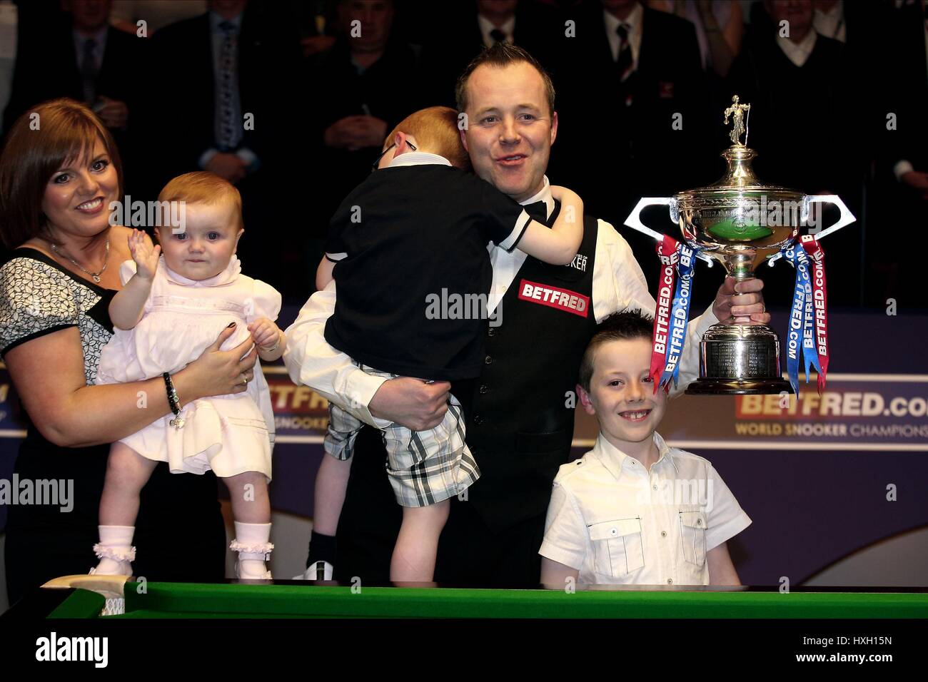 JOHN HIGGINS WITH FAMILY WORLD SNOOKER CHAMPION THE CRUCIBLE Stock ...