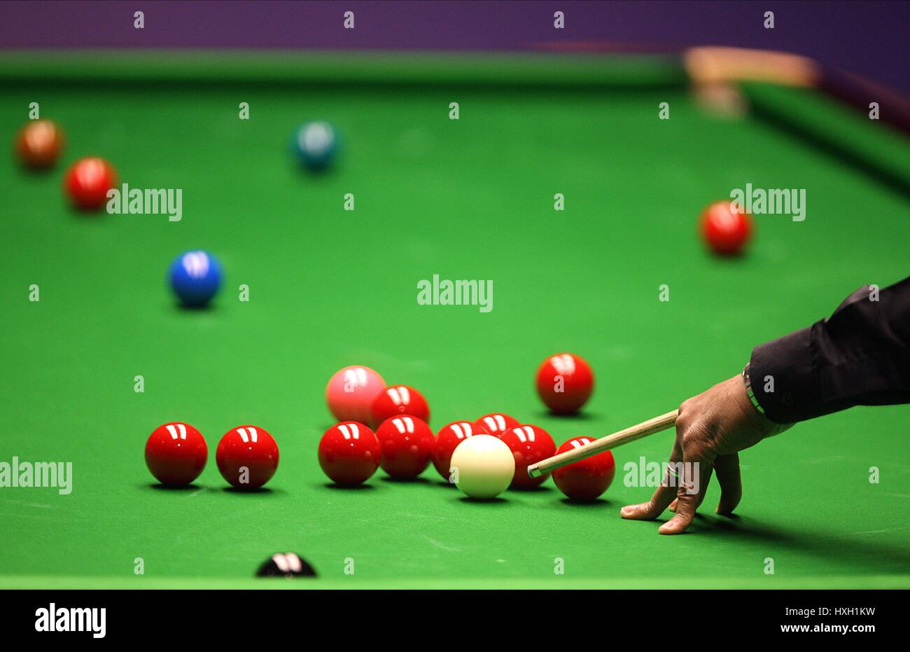 CUEING OVER RED BALLS WORLD SNOOKER CHAMPIONSHIP THE CRUCIBLE SHEFFIELD ...