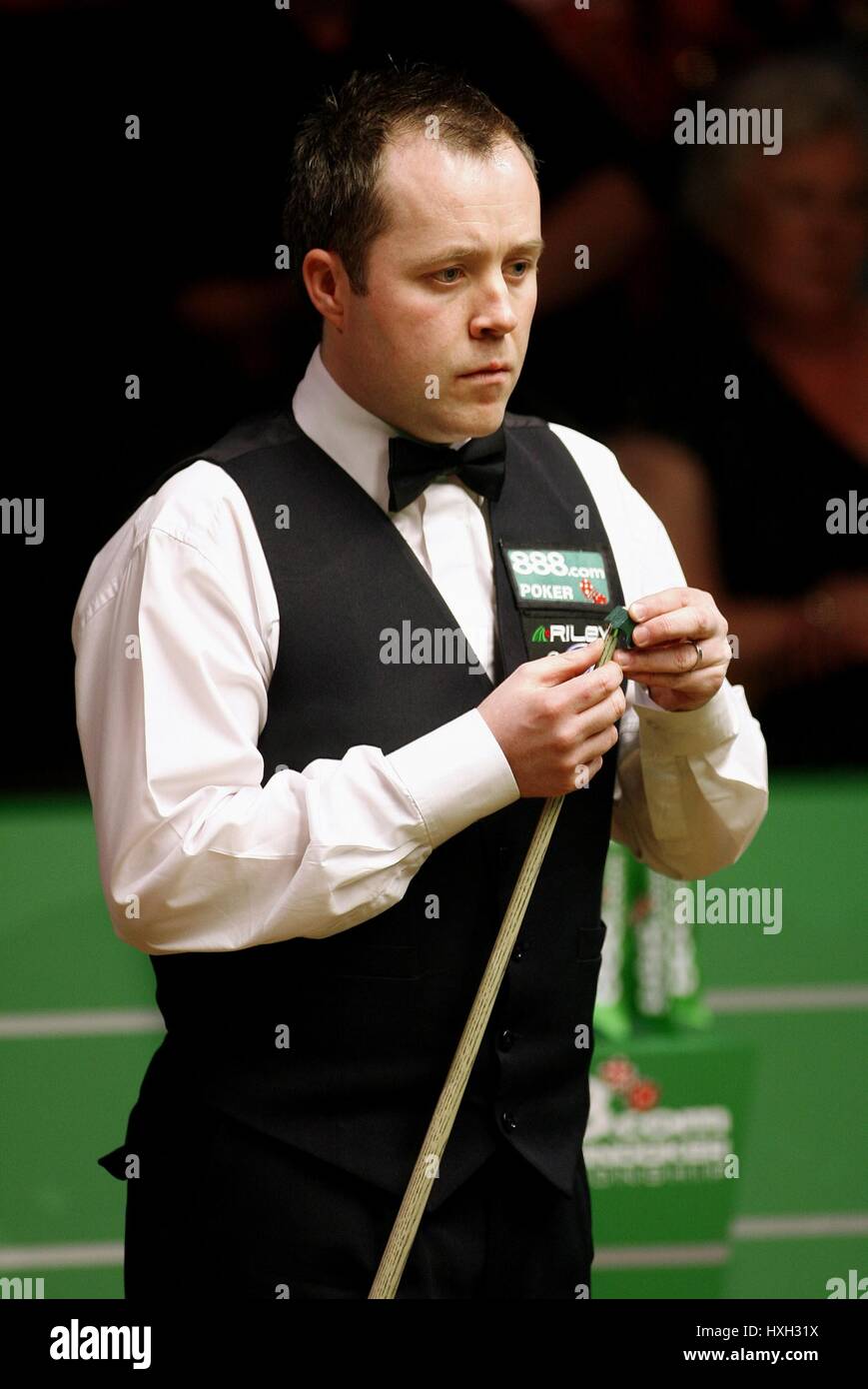 Chalking snooker cue hi-res stock photography and images - Alamy
