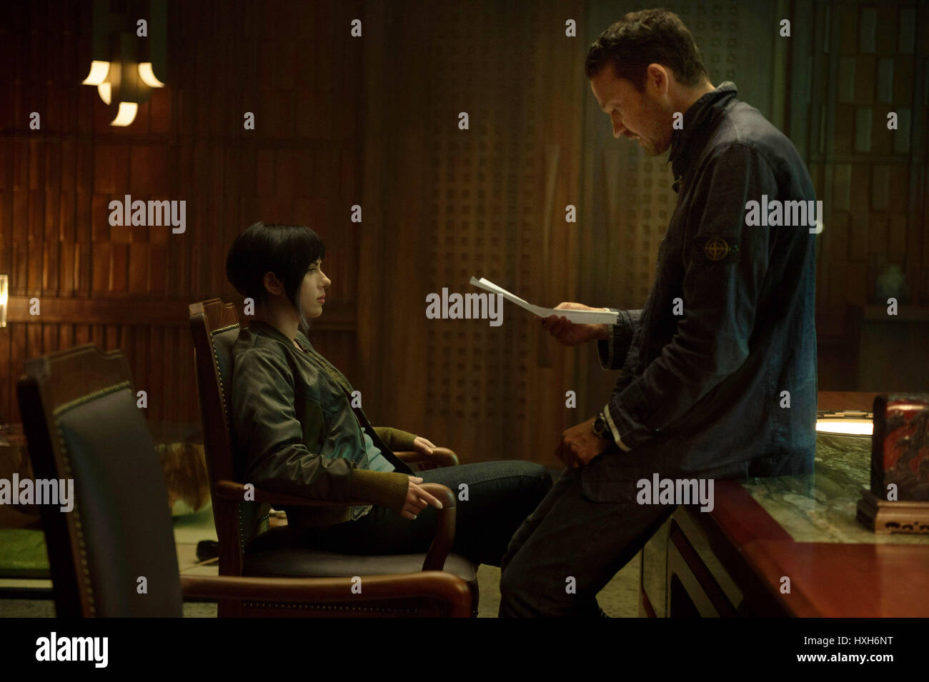 GHOST IN THE SHELL, from left: Scarlett Johansson, director Rupert ...