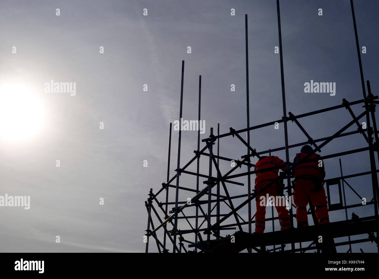 Workmen on scaffolding Stock Photo - Alamy
