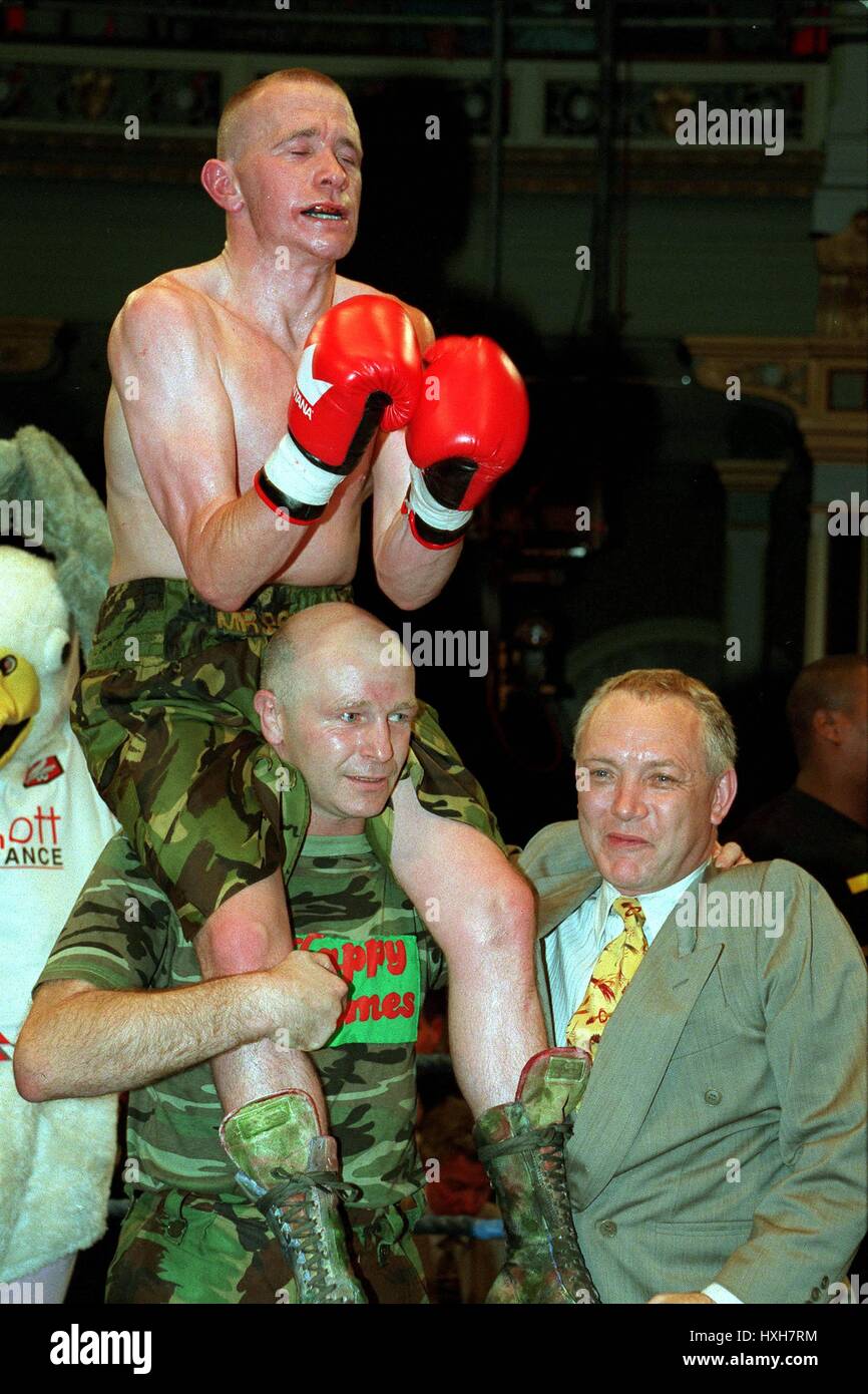 PAUL INGLE STEVE POLLARD FEATHERWEIGHT BOXER 30 August 1998 Stock Photo ...