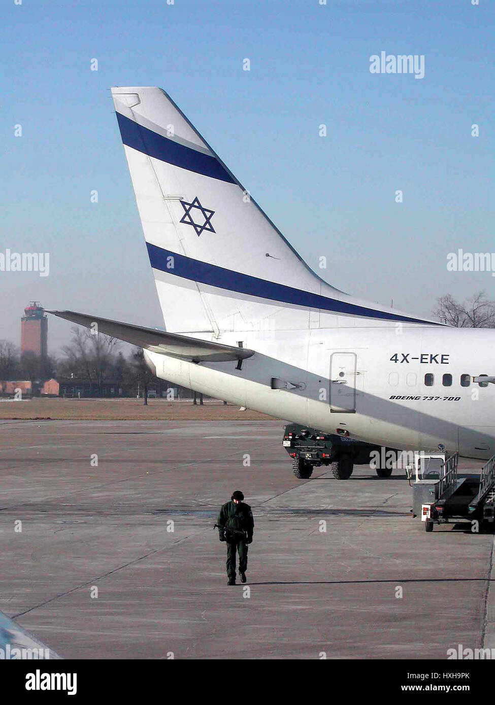 ARMED POLICE PROTECT PLANE ISREALI EL AL PLANE SCHNOFELD AIRPORT BERLIN ...