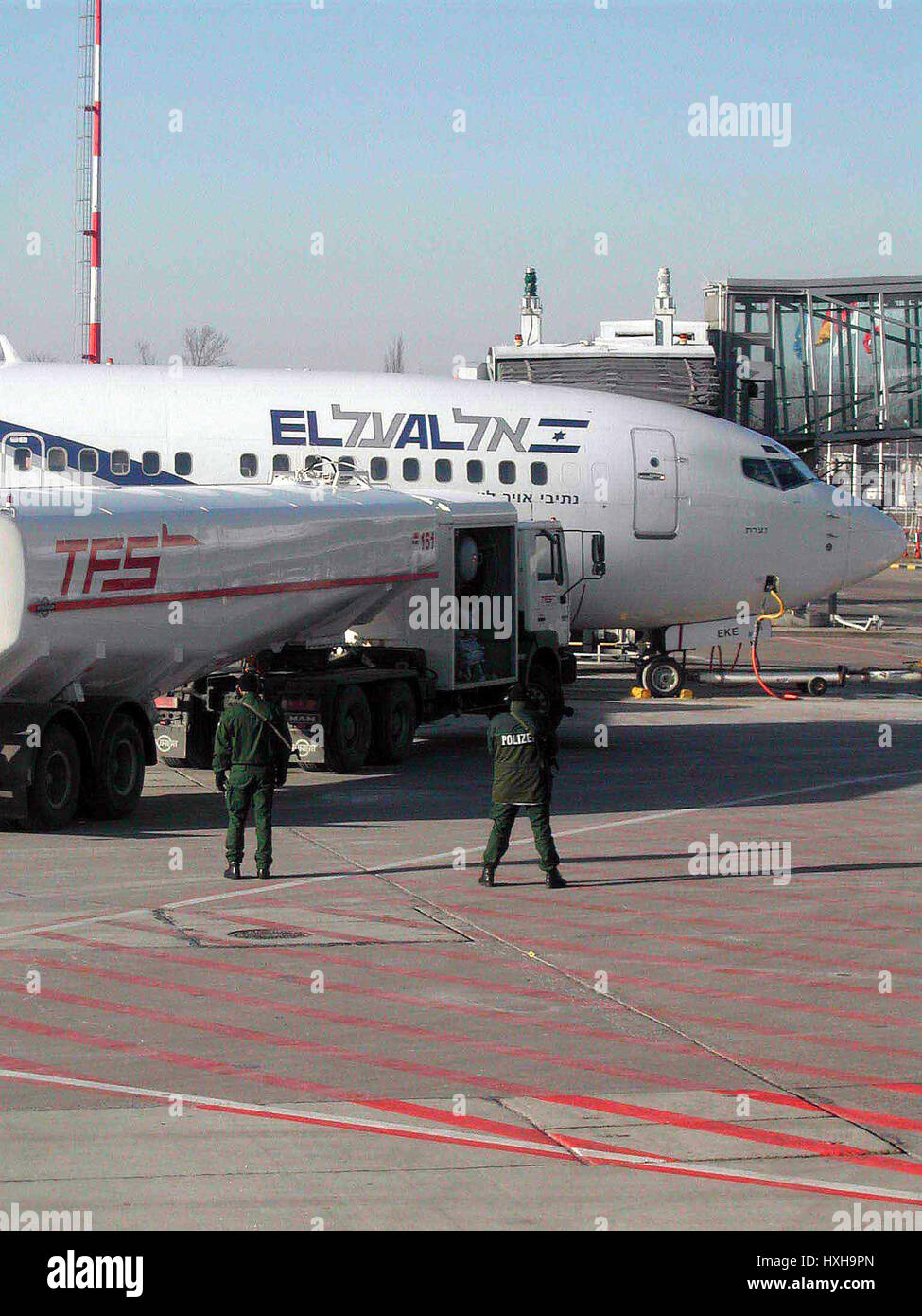 ARMED POLICE PROTECT PLANE ISREALI EL AL PLANE SCHNOFELD AIRPORT BERLIN ...