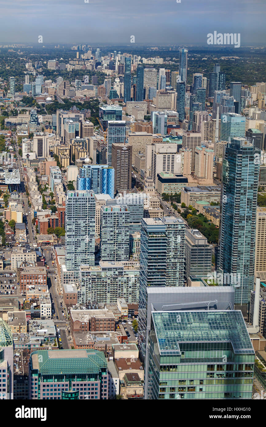 The view to Downtown Toronto from the observation deck of the CN Tower ...