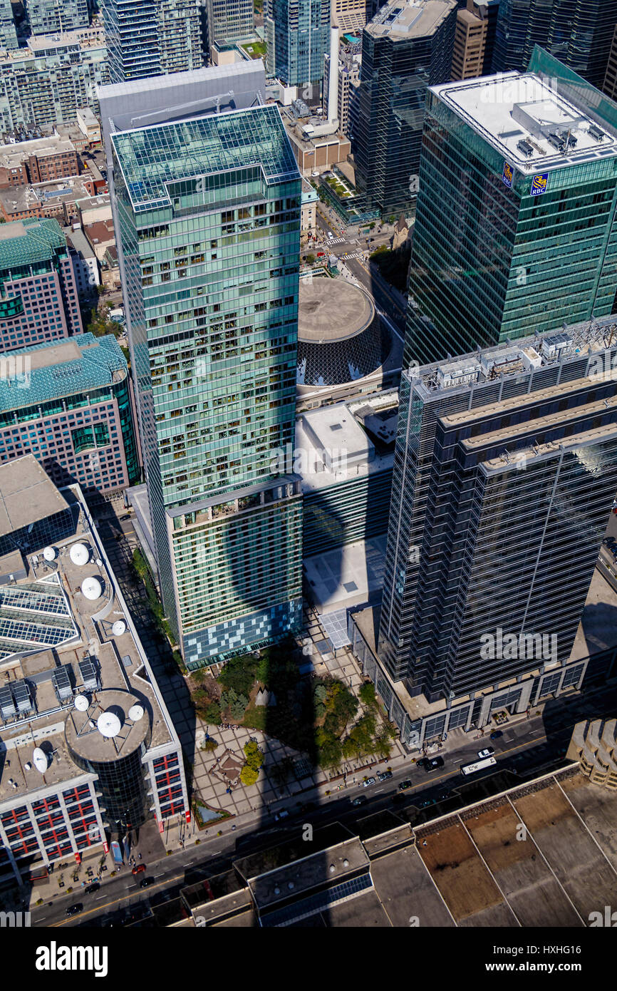 The view to Downtown Toronto from the observation deck of the CN Tower ...