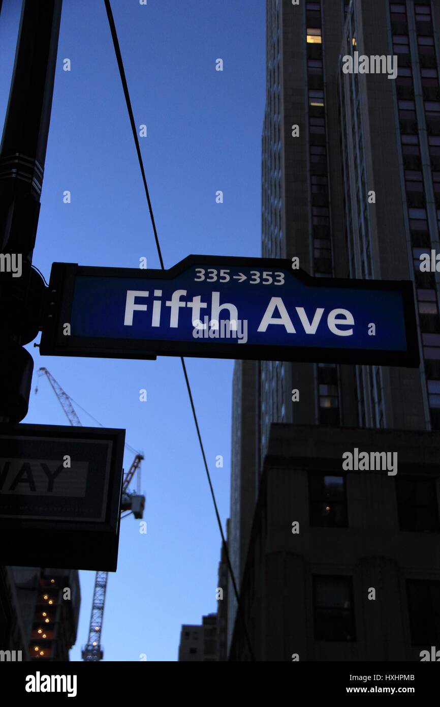 Fifth avenue street sign hi-res stock photography and images - Alamy